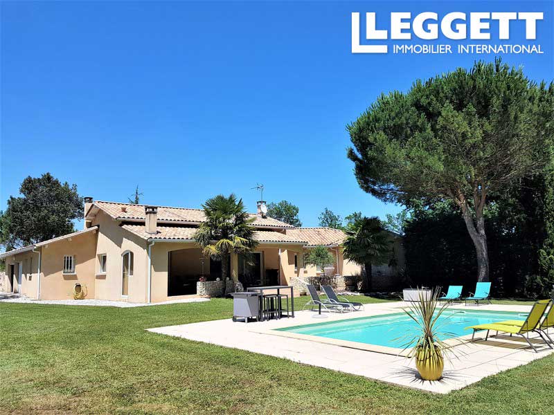 Beautiful single-storey house with 3 bedrooms,large garden,swimming ...