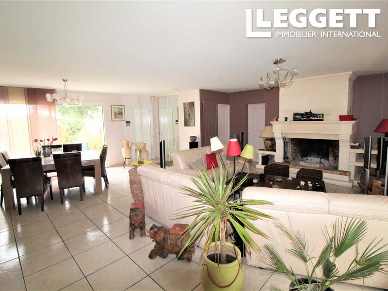 Beautiful single-storey house with 3 bedrooms,large garden,swimming ...