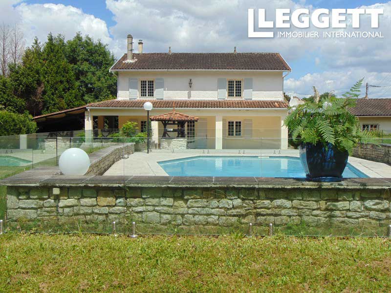 Quiet area for this spacious property with swimming pool on 1.6ha of ...