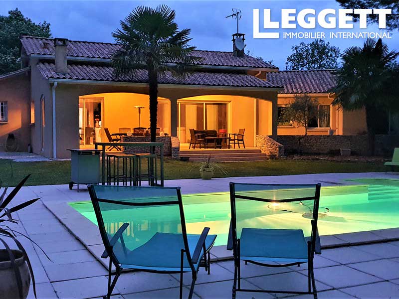 Beautiful single-storey house with 3 bedrooms,large garden,swimming ...